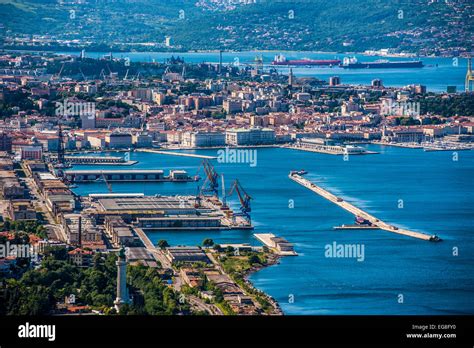 Trieste Italia Una vista della città il vecchio porto il faro e il