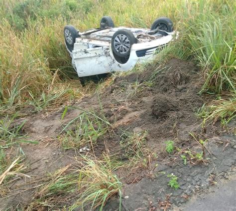Carro Capota E Cai Em Barranco Na AL 105 Em Porto Calvo AL Alagoas G1