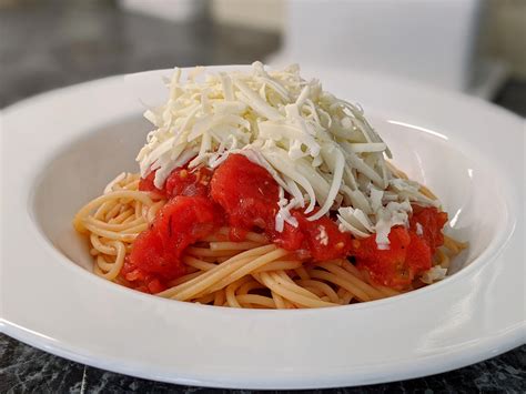 Spaghetti à la sauce tomate et au cheddar frais
