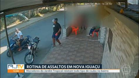 Vídeo Moradores do Jardim Tropical em Nova Iguaçu relatam rotina de