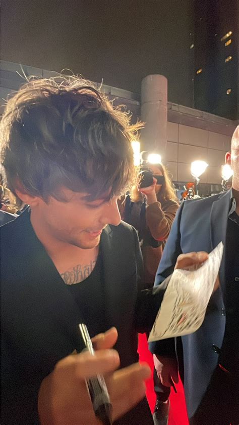 The Kings Updates on Twitter Louis firmando autógrafos en la