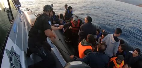 Polícia Marítima resgata 58 migrantes ao largo da Grécia SIC Notícias