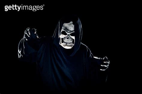 Grim Reaper Ghost Coming out of the Foggy Mist 이미지 1184090596 게티이미지뱅크
