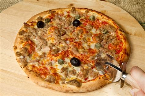 Pizza Au Thon Et Aux Olives Photo Premium