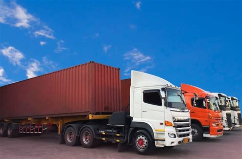 Transporte de caminhões de contêiner estacionado um céu azul