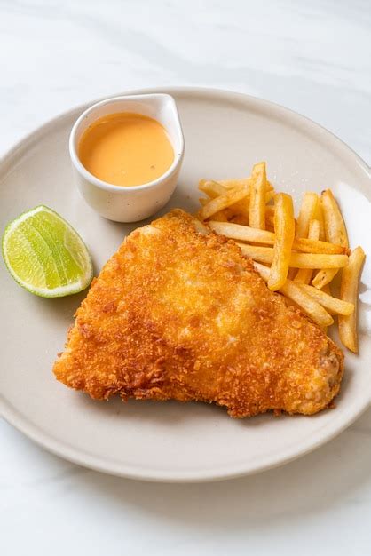 Pescado Frito Con Patatas Fritas Foto Premium