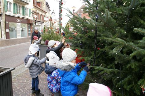 Haute Saône Traditions Les enfants décorent le sapin géant à Héricourt