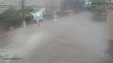 Vídeo mostra momento em que carro de idosa é arrastado em enchente de