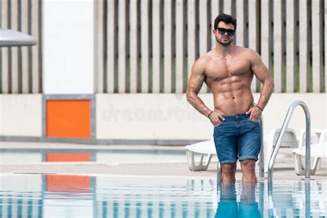 Hombre Muscular Joven En Nadar La Piscina Al Aire Libre Imagen De