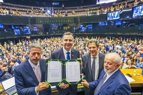 Congresso promulga a reforma tributária a presença dos presidentes