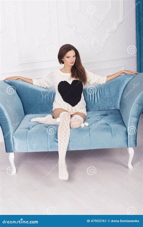 Belle Femme De Brune Sur Une 7ème Grossesse De Mois En Sueur De Blanc Photo Stock Image 47953761