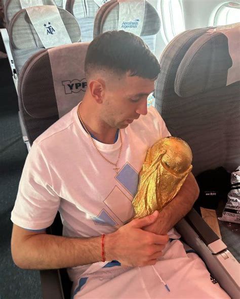 Las fotos del Dibu Martínez con la copa Le pude hacer upa