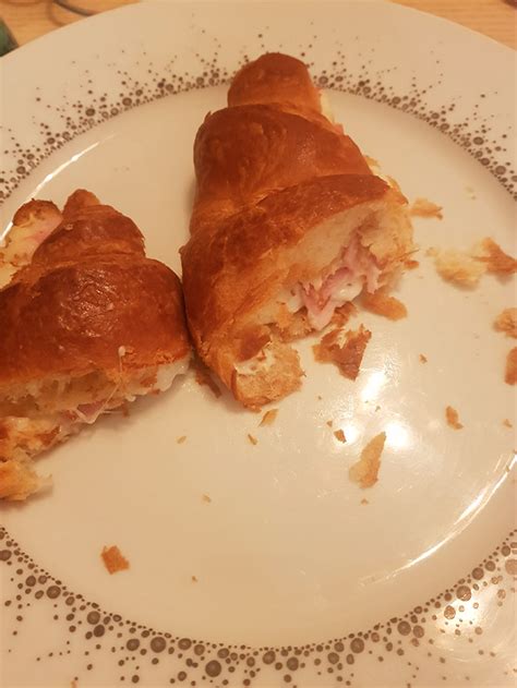 Croissant au jambon et à la béchamel
