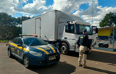 PRF recupera caminhão defensivos agrícolas tomado de assalto