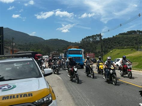 VÍDEO Mulher fica ferida após carro colidir contra caminhão na