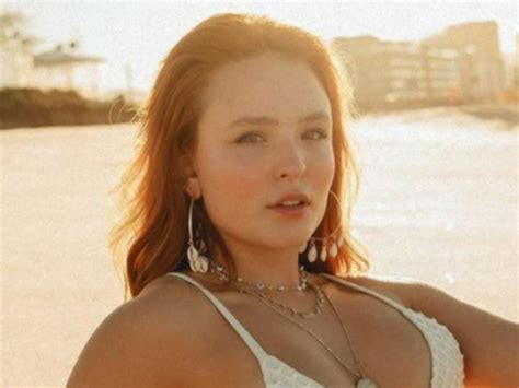 Larissa Manoela Posa De Fio Dental E Explana Beleza