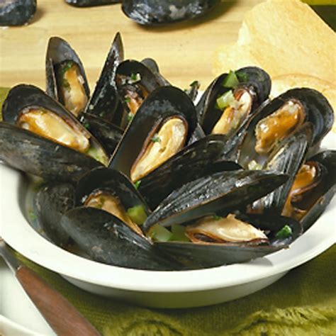 Mussels Steamed In White Wine Recipes Weis Markets
