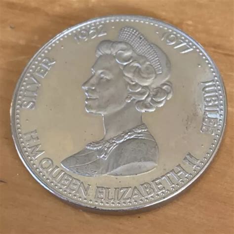 QUEEN ELIZABETH II Silver Jubilee Crown Coin 1952 1977 Rare