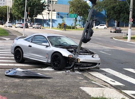 Motorista Perde O Controle Da Dire O E Bate Em Poste Na Avenida Nove
