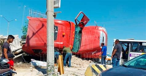 Hoy Tamaulipas Volcadura En Tamaulipas Vuelca Trailer Cargado Con