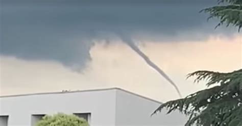 Tornado A Novara Ecco Le Impressionanti Immagini Diffuse Dal Centro