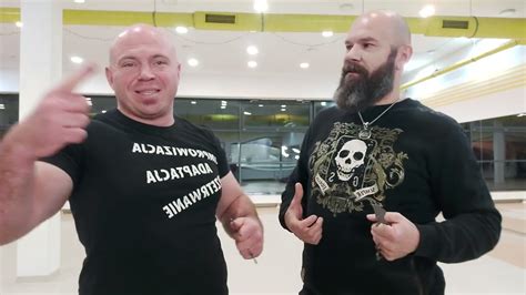Dwa pierścienie na nożu Omówienie konstrukcji noża do samoobrony