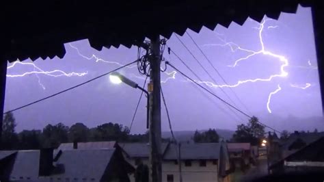 Umiarkowana nocna burza bliskie i efektowne wyładowania 22 08 022