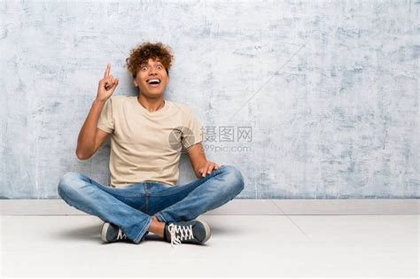 坐在地板上坐着的非洲青年男子高清图片下载 正版图片506039867 摄图网