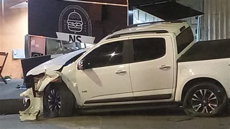 Vídeo Caminhonete desgovernada bate em trailer e carro naAvenida Norte