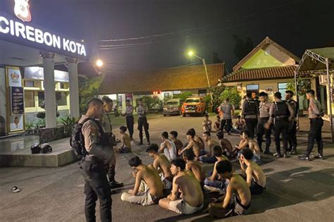 Polisi Tangkap 24 Remaja Yang Sedang Saling Bunuh Di Tengah Jalan