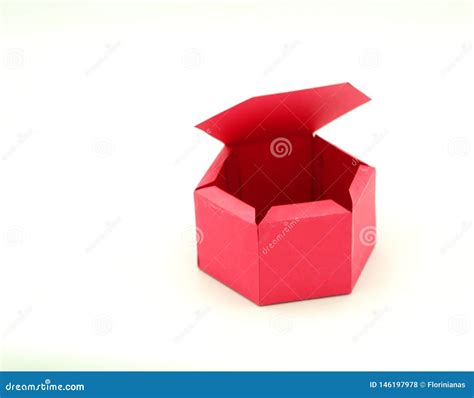 Forma Geom Trica Cortada Del Papel Rojo Y Fotografiada En El Fondo