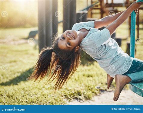Le Meilleur Plaisir Au Soleil Se Passe Au Parc Portrait D Une Adorable