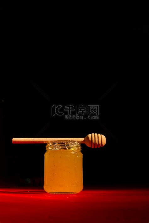 木制背景上带北斗七星的蜂蜜与光影的作用高清摄影大图 千库网