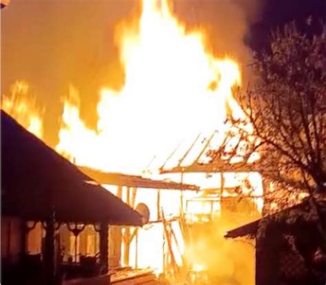Prahova un incendiu puternic a cuprins o casă un atelier de mobilă și