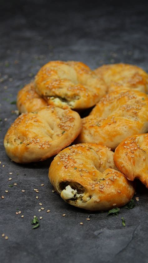 T Rkische Teigtaschen Mit Schafsk Se Und Petersilie Aus Joghurt L Teig