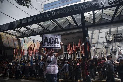 Organizaciones sociales protestaron frente a la sede de la Secretaría