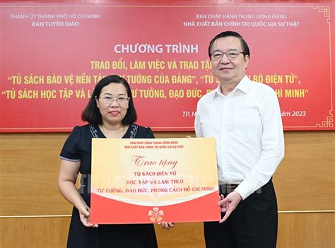 Nhà xuất bản Chính trị Quốc gia Sự thật tặng tủ sách điện tử về bảo