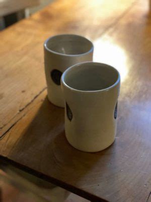 Paire de pots en grès blanc gravés noir Gko Céramique