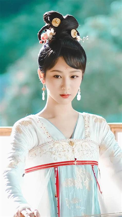 Dương Tử bị chê cười vì mải đóng ngôn tình thua xa Địch Lệ Nhiệt Ba