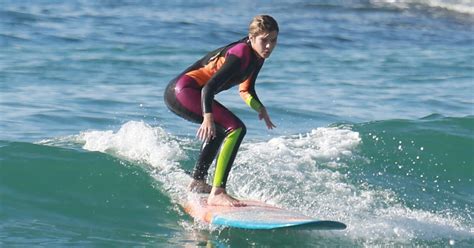 Isabella Santoni Exibe Habilidade Em Aula De Surfe Em Praia Do Rio