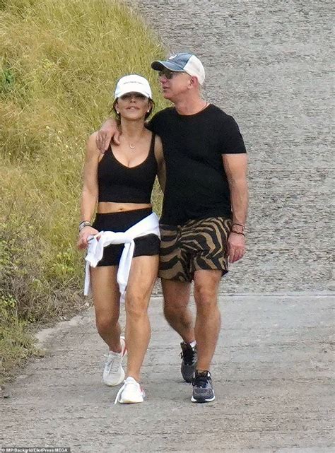 EXCLUSIVE Amazon Tycoon Jeff Bezos Packs On The PDA With Lauren