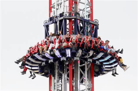 Tours à la fête foraine de nouveaux manèges pour les amateurs de