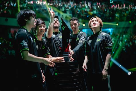 CBLOL 2023 LOUD aparece na Times Square erguendo taça veja Mais Esports