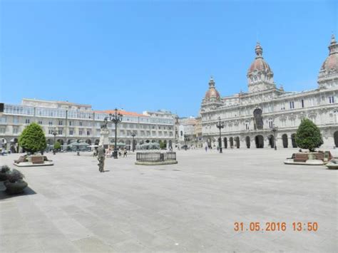 Vista de la plaza de Maria Pita y Ayuntamiento LA CORUÑA La Coruña