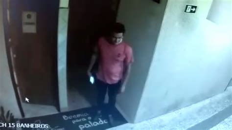V Deo Tarado Entra Em Banheiro Feminino De Restaurante Para Filmar