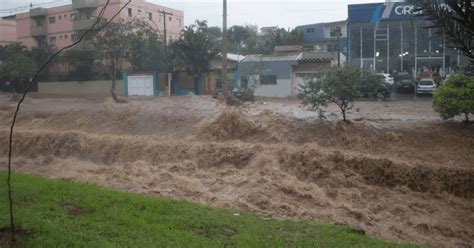 V Deo Mulher Morre Ap S Ser Arrastada Por Enxurrada Em Tempestade No
