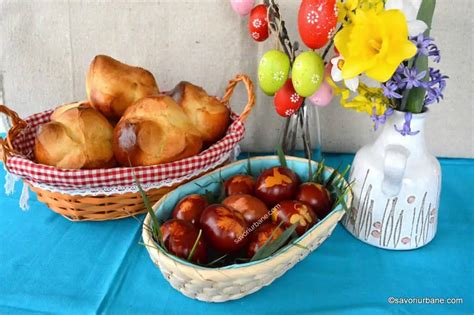 Ouă de Paște decorate cu frunze și flori ouă roșii vopsite natural în
