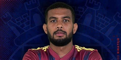 Jogador brasileiro morre após cair desacordado durante partida de futebol