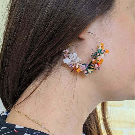 Boucles doreilles artisanales en fleurs stabilisées arc en ciel Vaia