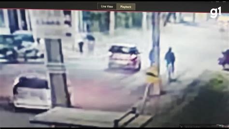 C Meras Registram Momento Em Que Homem Tenta Fugir De Atiradores Antes